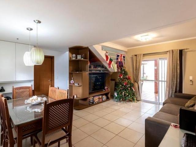 Casa sobrado em condomínio com 183m² Jardim Botânico