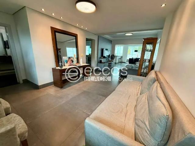 Casa / Sobrado em Condomínio para Locação em Uberlândia/MG Gávea 4 Quartos
