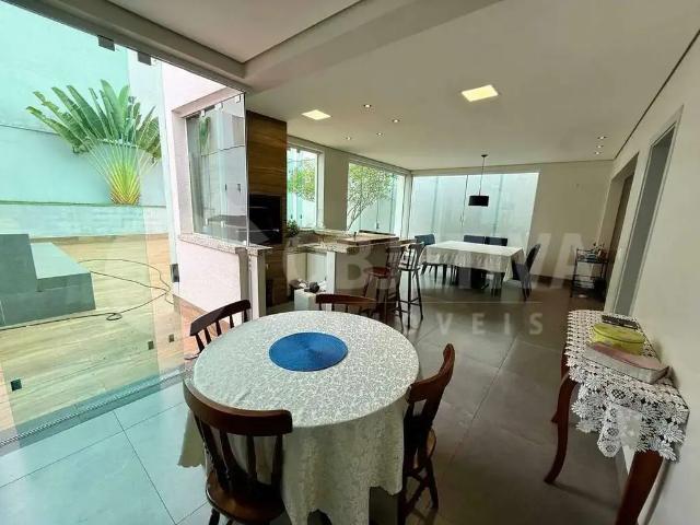 Casa / Sobrado em Condomínio para Locação em Uberlândia/MG Gávea 4 Quartos