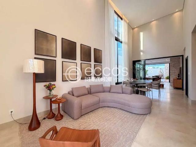 Casa / Sobrado em Condomínio para Locação em Uberlândia/MG Laranjeiras 3 Quartos