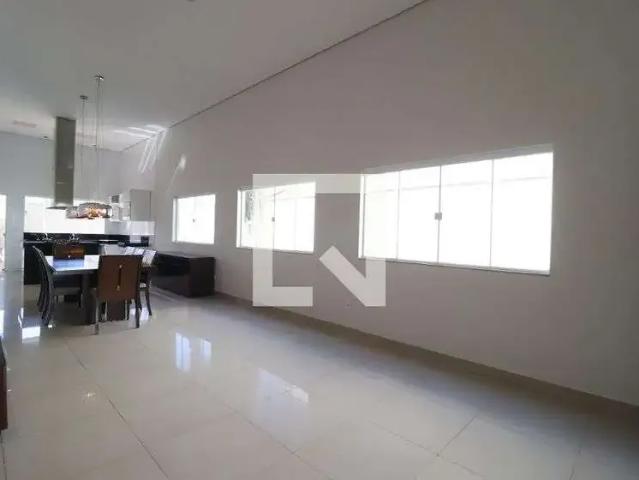 Casa / Sobrado em Condomínio para Locação em Uberlândia/MG Laranjeiras 3 Quartos