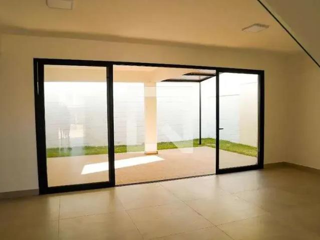 Casa / Sobrado em Condomínio para Locação em Aparecida de Goiânia/GO Conjunto Residencial Storil 4 Quartos