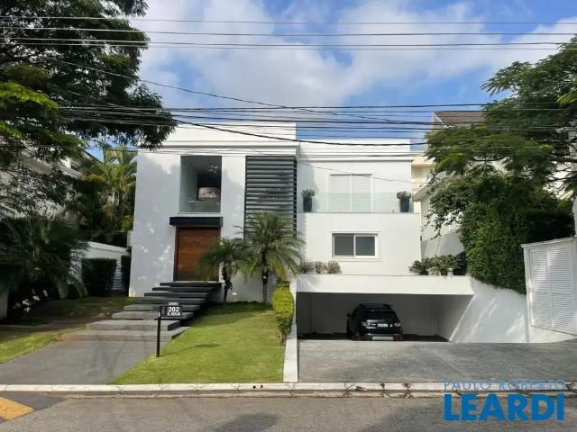 Casa / Sobrado em Condomínio para Locação em Barueri/SP Alphaville 4 Quartos