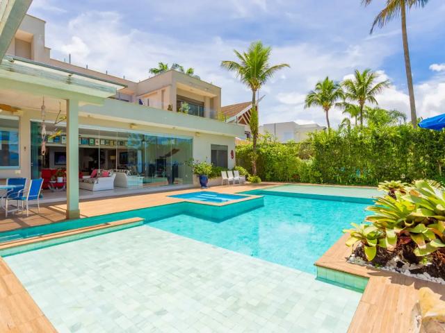 Casa / Sobrado em Condomínio para Locação em Caraguatatuba/SP Massaguaçu 9 Quartos