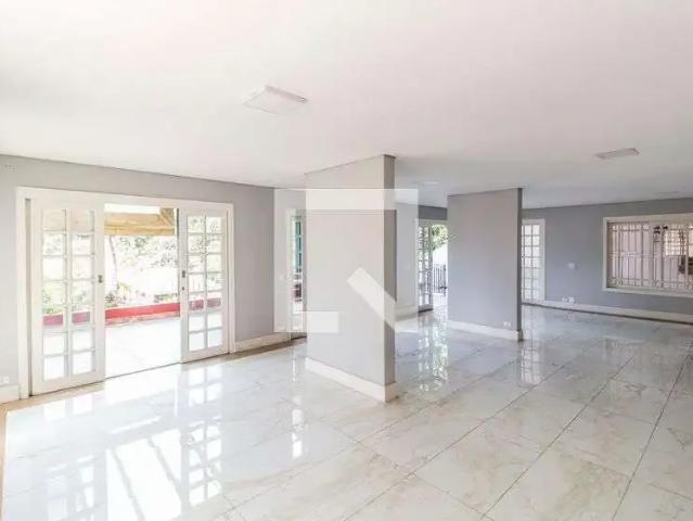 Casa / Sobrado em Condomínio para Locação em Carapicuíba/SP Chácara das Flores 5 Quartos