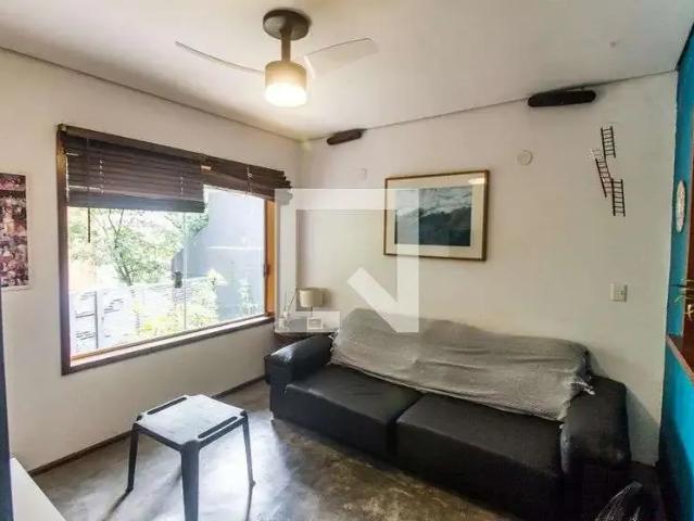 Casa / Sobrado em Condomínio para Locação em Carapicuíba/SP Chácara das Flores 3 Quartos