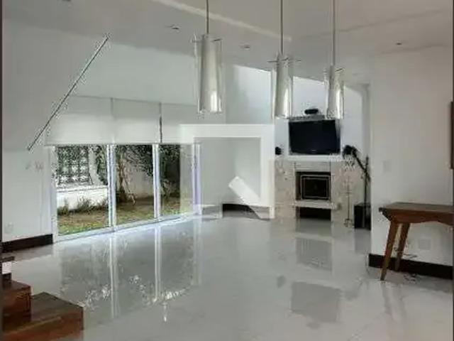 Casa / Sobrado em Condomínio para Locação em Carapicuíba/SP Chácara das Flores 3 Quartos