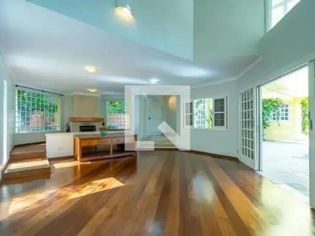 Casa / Sobrado em Condomínio para Locação em Carapicuíba/SP Chácara das Flores 3 Quartos