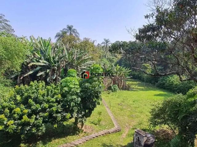 Casa / Sobrado em Condomínio para Locação em Cotia/SP Vila Santo Antônio 5 Quartos