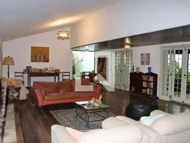 Casa / Sobrado em Condomínio para Locação em Cotia/SP Vila Santo Antônio 5 Quartos