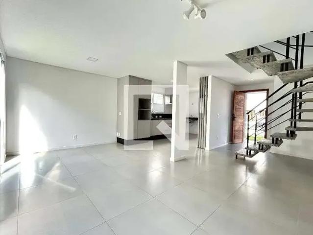 Casa / Sobrado em Condomínio para Locação em Florianópolis/SC Morro das Pedras 3 Quartos