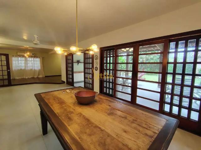 Casa / Sobrado em Condomínio para Locação em Guarujá/SP Enseada 5 Quartos