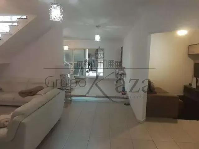 Casa / Sobrado em Condomínio para Locação em Jacareí/SP Vila Zezé 4 Quartos
