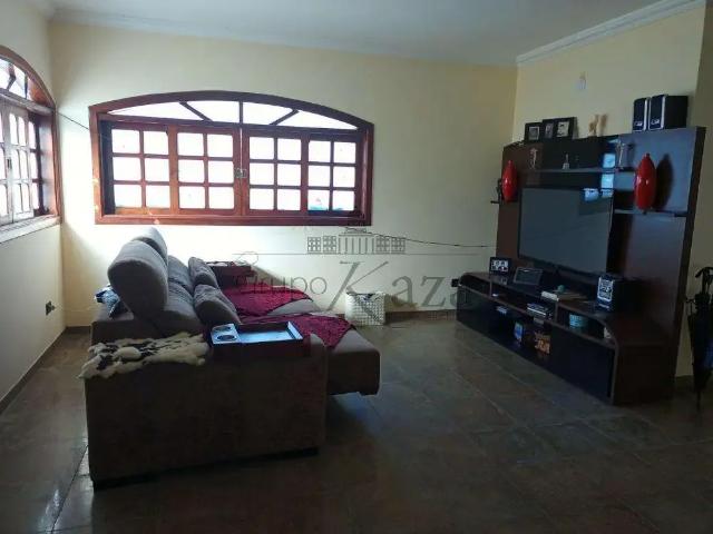 Casa / Sobrado em Condomínio para Locação em Jacareí/SP Vila Zezé 5 Quartos