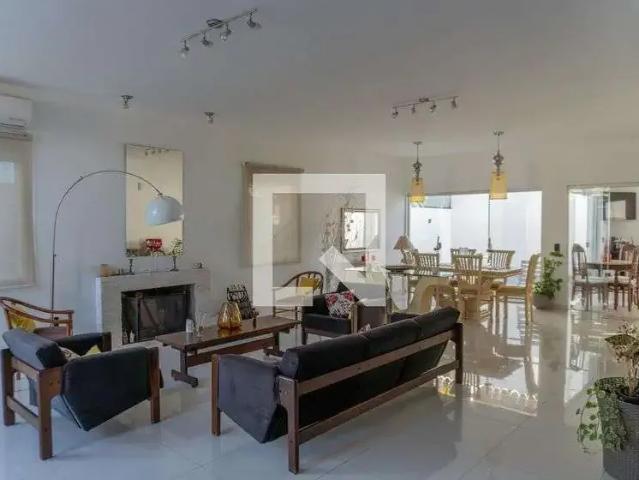 Casa / Sobrado em Condomínio para Locação em Jacareí/SP Vila Branca 3 Quartos