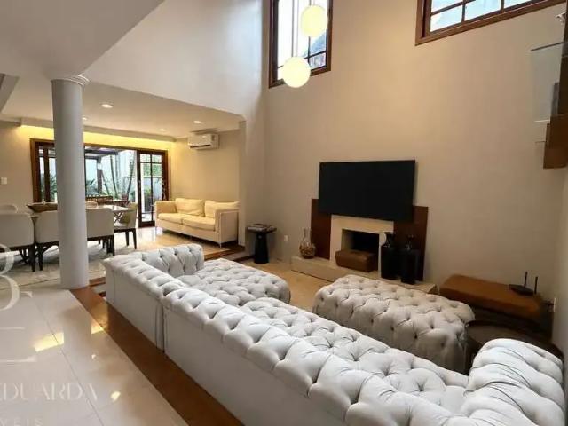 Casa / Sobrado em Condomínio para Locação em Joinville/SC Bom Retiro 4 Quartos