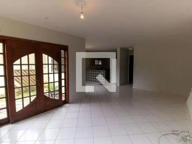 Casa / Sobrado em Condomínio para Locação em Niterói/RJ Engenho do Mato 3 Quartos