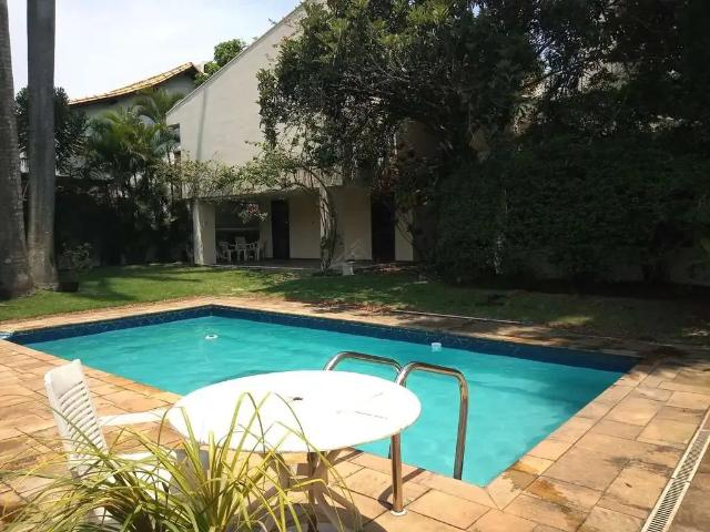 Casa / Sobrado em Condomínio para Locação em Santana de Parnaíba/SP Alphaville 4 Quartos