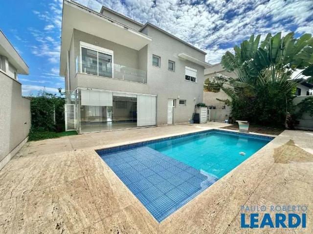 Casa / Sobrado em Condomínio para Locação em Santana de Parnaíba/SP Alphaville 4 Quartos