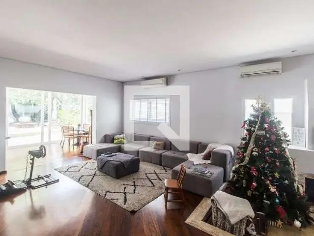 Casa / Sobrado em Condomínio para Locação em Santana de Parnaíba/SP Alphaville 6 Quartos