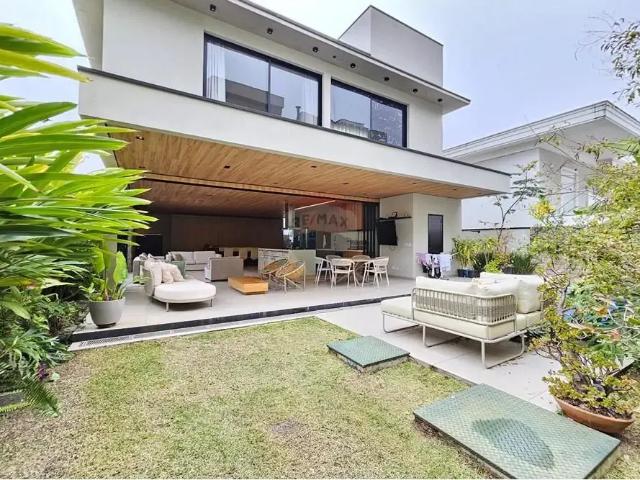 Casa / Sobrado em Condomínio para Locação em Santana de Parnaíba/SP Tamboré 4 Quartos