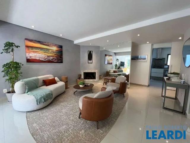 Casa / Sobrado em Condomínio para Locação em Santana de Parnaíba/SP Tamboré 3 Quartos