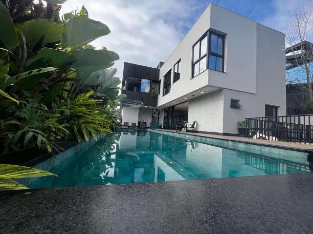 Casa / Sobrado em Condomínio para Venda em Balneário Camboriú/SC Praia do Estaleiro 4 Quartos