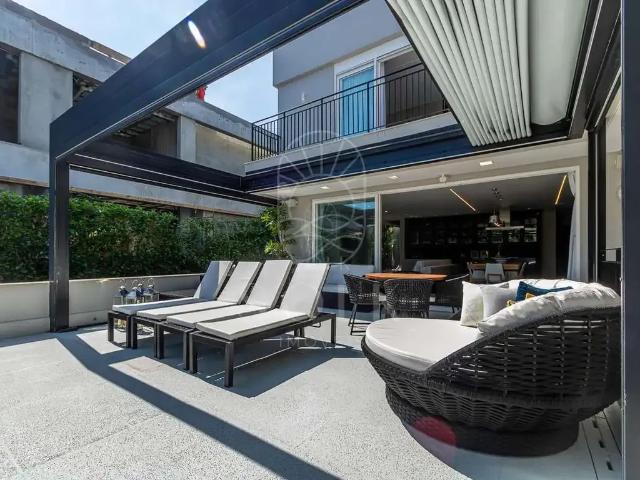 Casa / Sobrado em Condomínio para Venda em Balneário Camboriú/SC Praia do Estaleiro 4 Quartos
