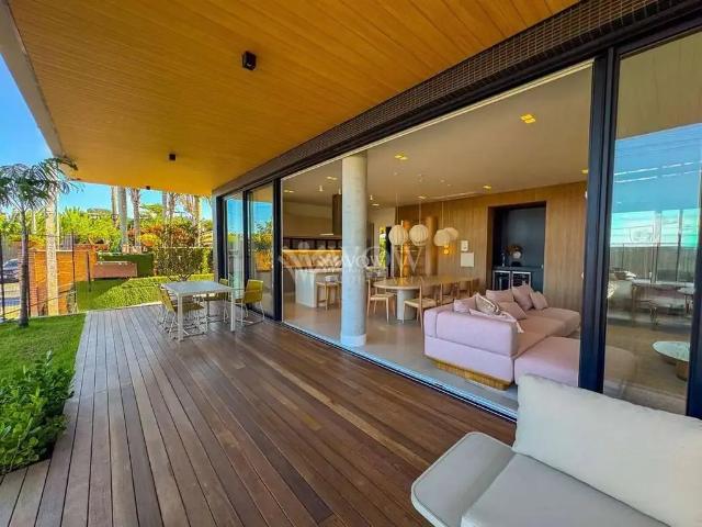 Casa / Sobrado em Condomínio para Venda em Balneário Camboriú/SC Praia do Estaleiro 4 Quartos