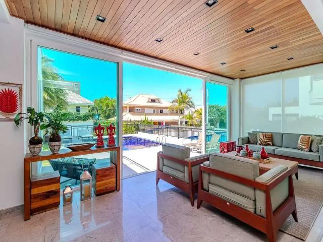 Casa / Sobrado em Condomínio para Venda em Balneário Camboriú/SC Praia do Estaleiro 5 Quartos