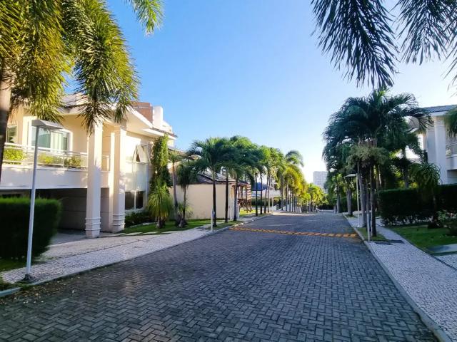 Casa / Sobrado em Condomínio para Venda em Fortaleza/CE de Lourdes 5 Quartos