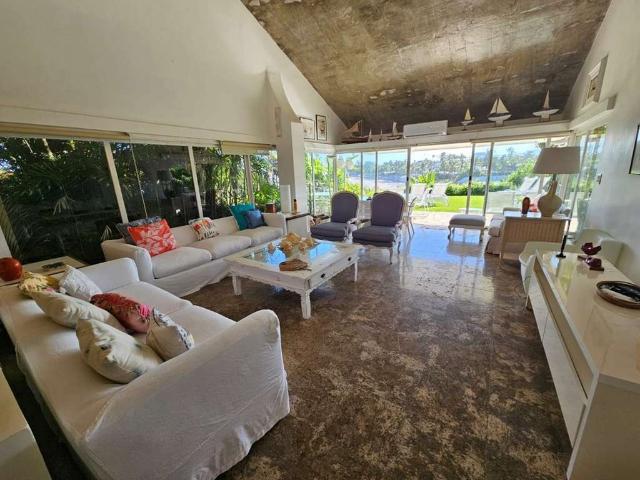 Casa / Sobrado em Condomínio para Venda em Guarujá/SP Balneário Praia do Pernambuco 4 Quartos
