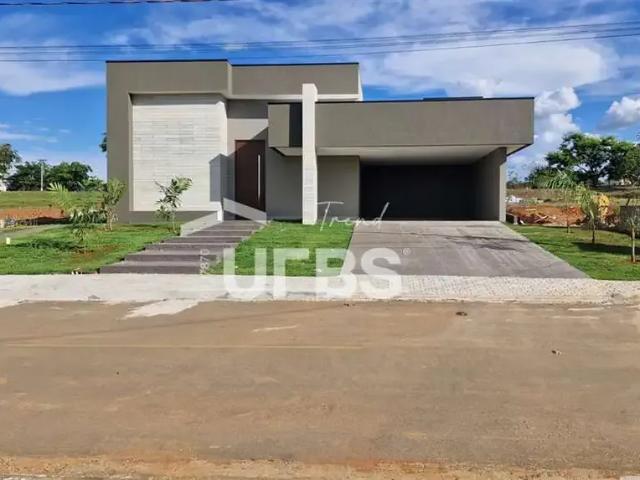 Casa / Sobrado em Condomínio para Venda em Hidrolândia/GO Centro 3 Quartos
