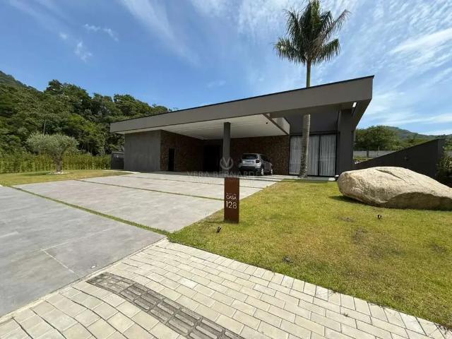 Casa / Sobrado em Condomínio para Venda em Itapema/SC Casa Branca 5 Quartos