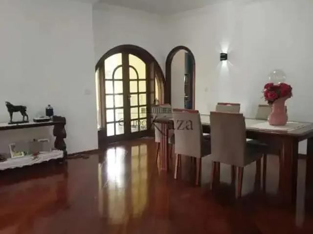 Casa / Sobrado em Condomínio para Venda em Jacareí/SP Jardim Califórnia 4 Quartos