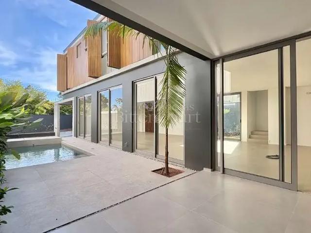 Casa / Sobrado em Condomínio para Venda em Joinville/SC Glória 4 Quartos