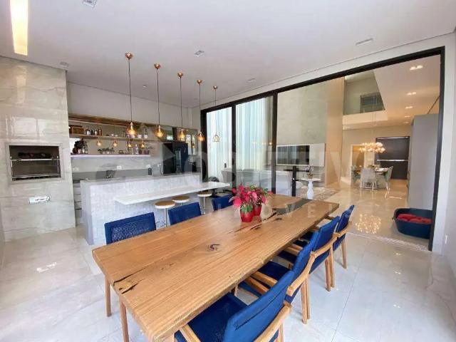 Casa / Sobrado em Condomínio para Venda em Uberlândia/MG Jardim Versailles 4 Quartos