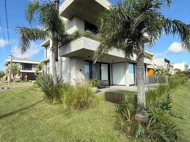 Casa / Sobrado em Condomínio para Venda em Xangri Lá/RS Centro 4 Quartos