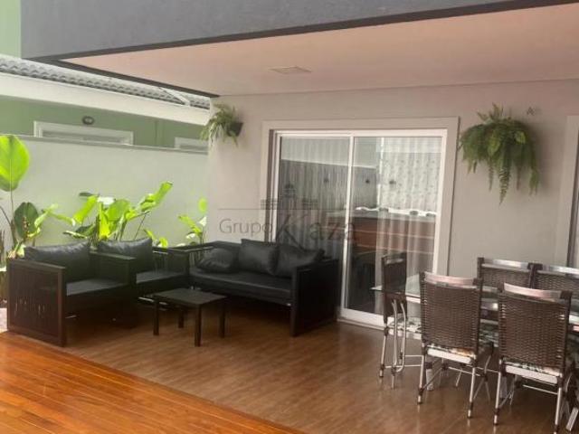 Casa Sobrado em Condomínio Residencial Altos da Serra VI 3 Suítes 229m²