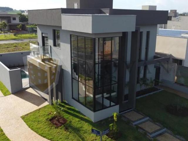 Casa Sobrado em Condomínio, sendo 3 quartos suítes