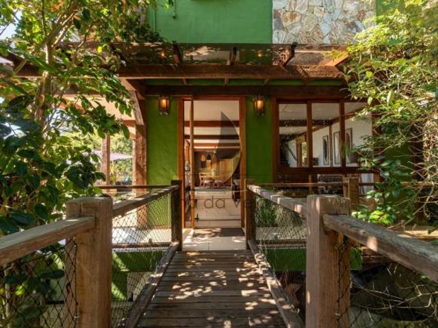 Casa Sobrado em Ilhabela: 4 Suítes e 340m² por R$3,5M