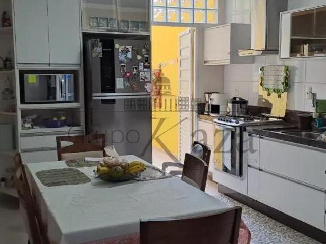 Casa Sobrado Eugênio de Melo Jardim Itapoã 3 Dormitórios 183m²