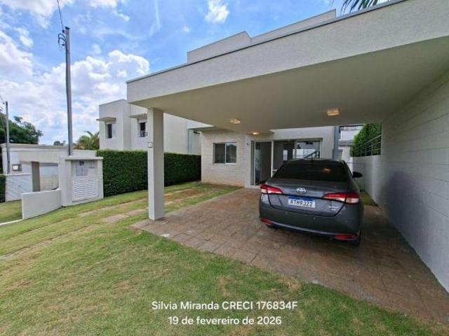 Casa sobrado isolada, em condomínio fechado. 3 suites e piscina aquecida!