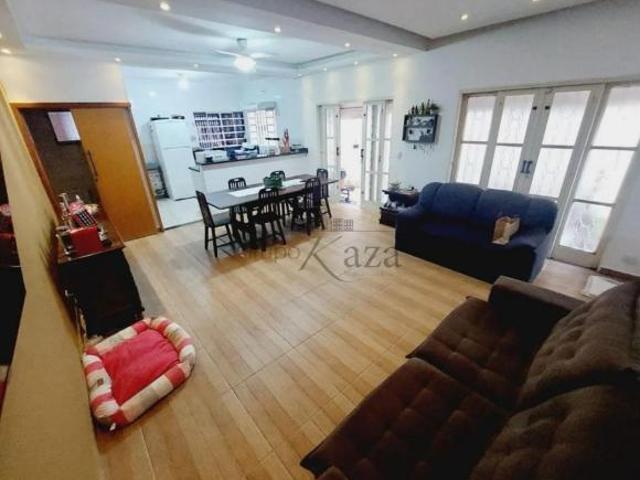 Casa Sobrado Jacareí Parque dos Sinos 3 Suítes 202m²