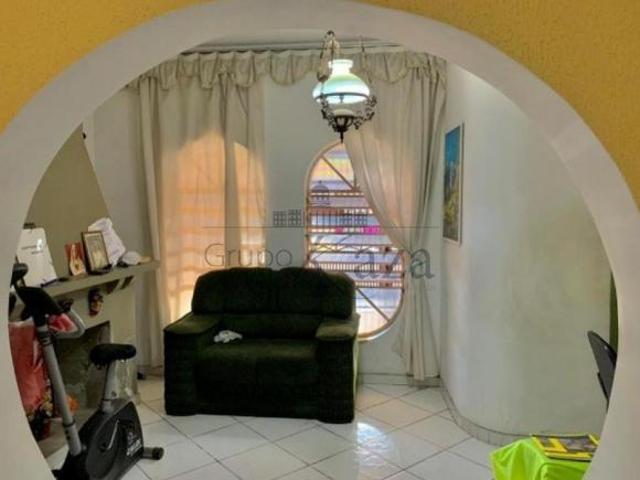 Casa / Sobrado localizado centro Taubaté 6 Dormitórios 400m²
