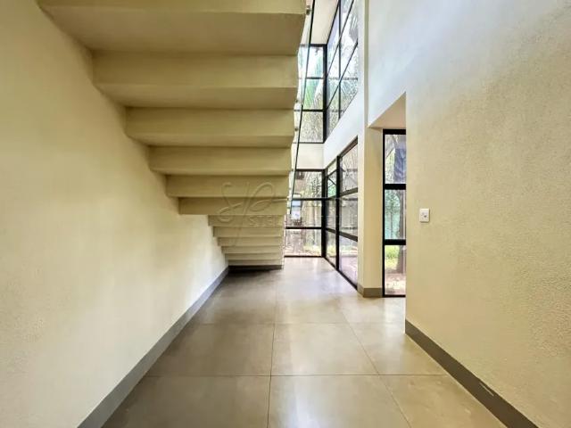 Casa sobrado mobiliada de 343m² com 03 suítes para locação e venda em condomínio Alphaville