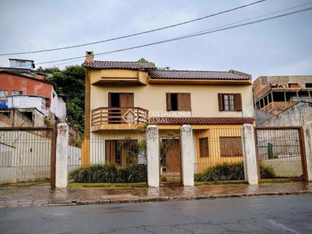 CASA SOBRADO MUITO BEM LOCALIZADA