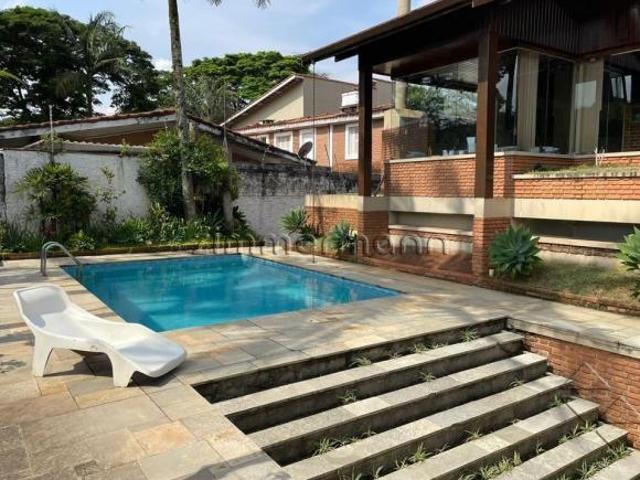 CASA SOBRADO NO CAXINGUI DE 4 DORMITÓRIOS E PISCINA