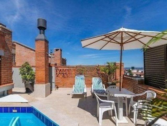 Casa sobrado no Cristal de 3 dormitórios e 3 vagas