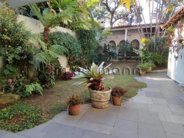 CASA SOBRADO NO ALTO DE PINHEIROS DE 3 DORMITÓRIOS COM QUINTAL E CHURRASQUEIRA